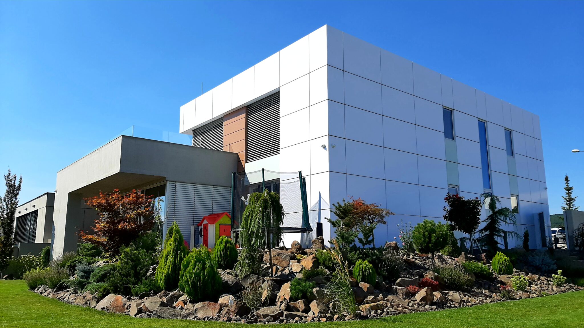 PREVETRÁVANA FASÁDA RODINNÉHO DOMU